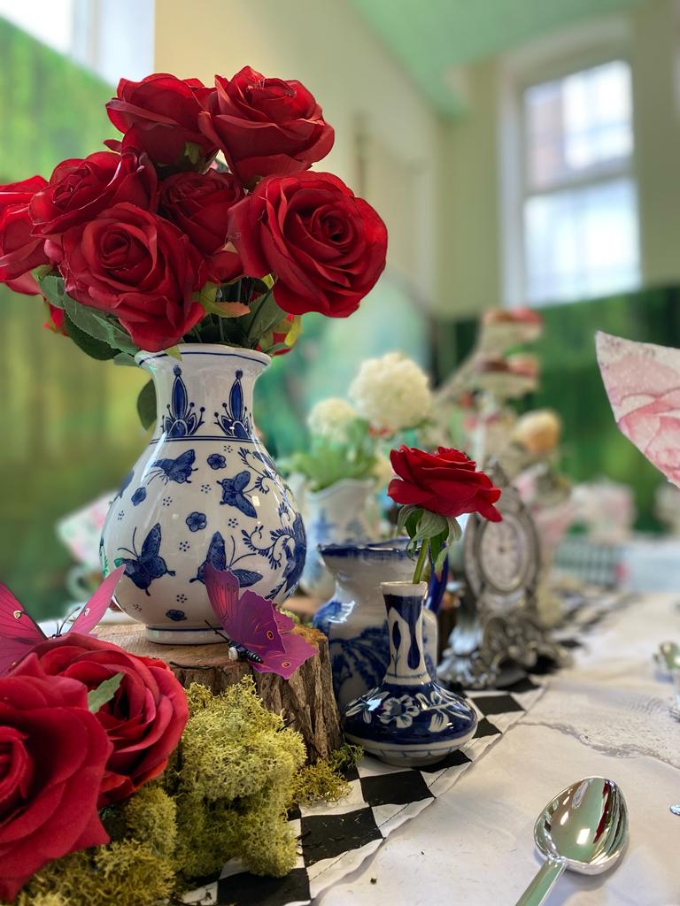 Red Roses (Faux) Alice in Wonderland themed party – Rock the Day